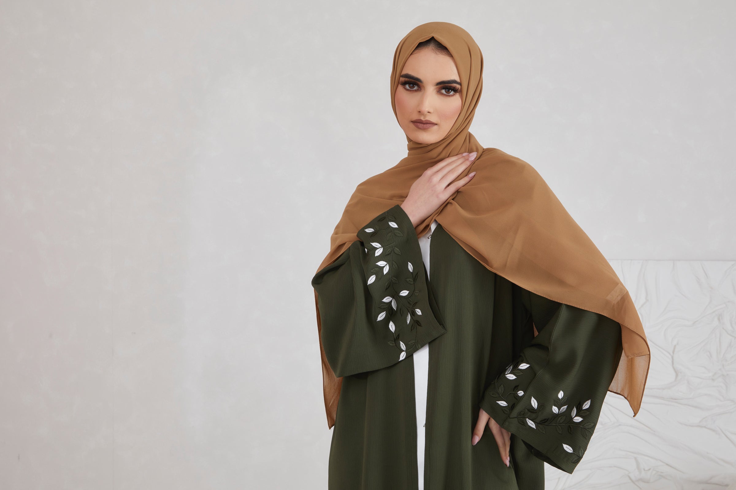 Abayas, Thobes, Hijabs, Modest Fashion, Arabic Jewellery – Aaliya Collections
